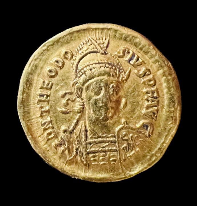 Theodosius II, Eastern Roman Emperor (AD 402-450). AV solidus (20mm, 4. ...