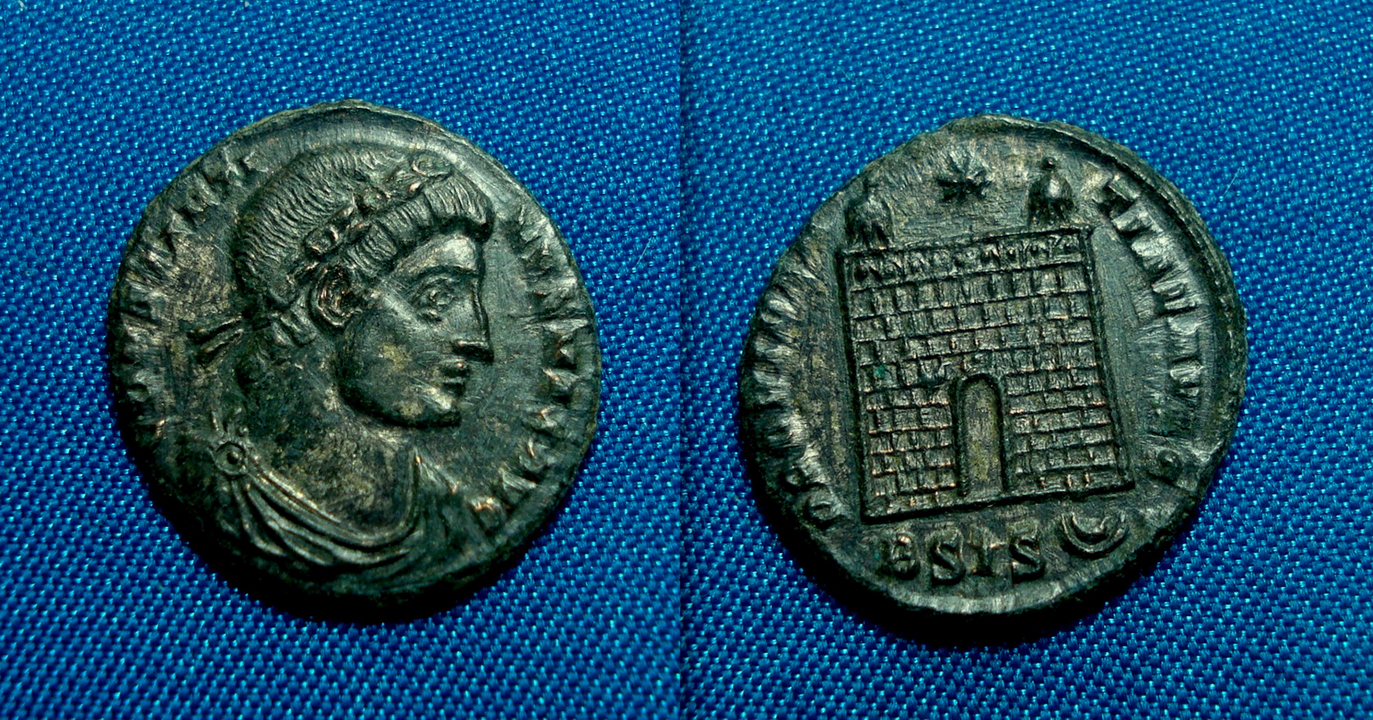Constantine I AE19 follis / campgate, Siscia | Roman Imperial Coins