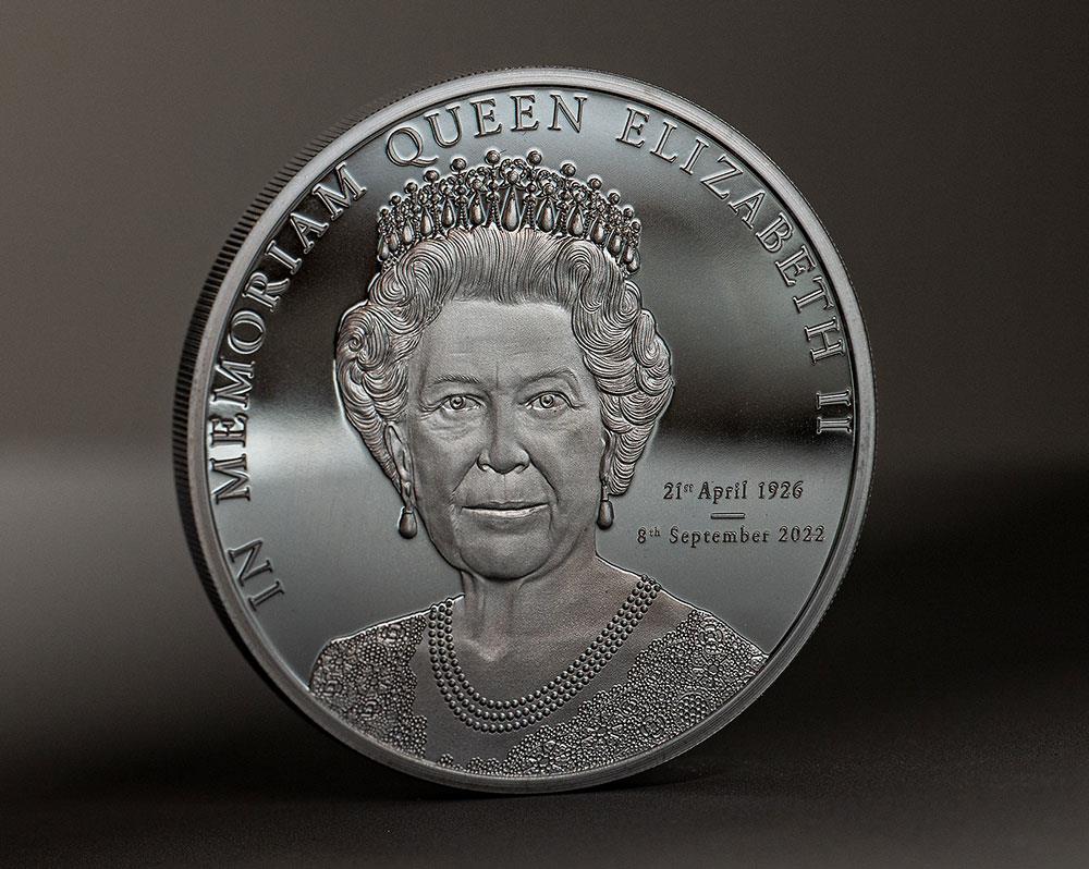 IN MEMORIAM QUEEN ELIZABETH II Black Proof 1 Oz Silver Coin 5$ Cook ...