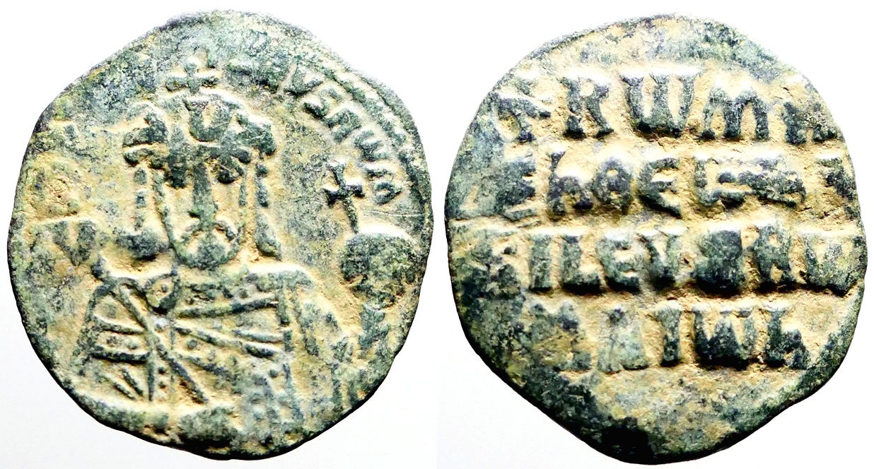 Romanus I AE26 Follis. Romanus w. transverse labarum and globus cruciger
