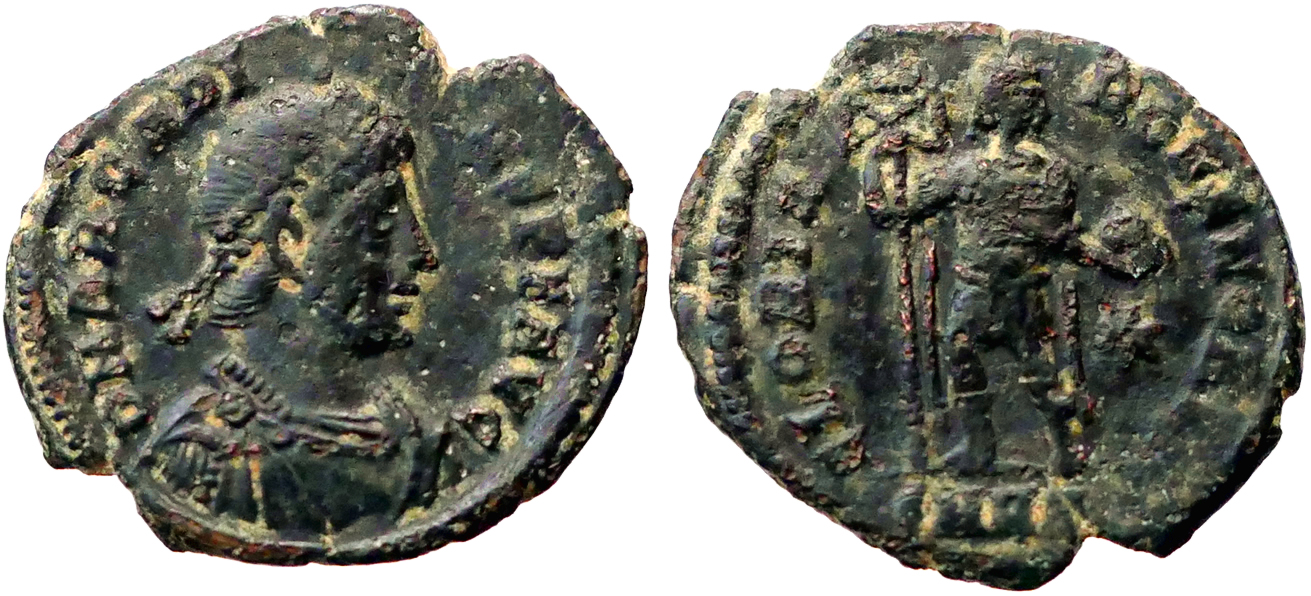Arcadius AE23 Follis. Arcadius stg. w. labarum & globe. Antioch