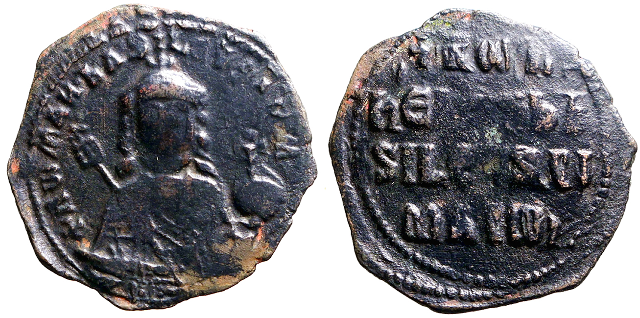 Romanus I AE26 Follis. Romanus w. transverse labarum and globus cruciger