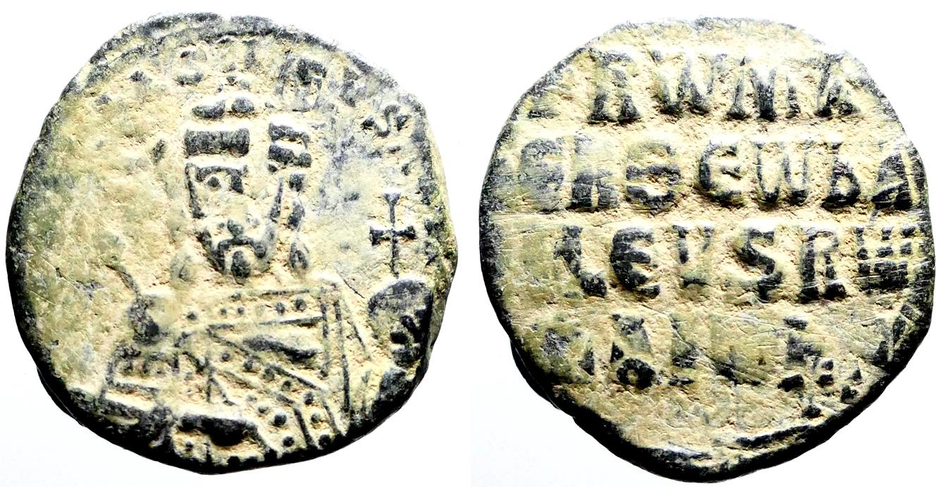 Romanus I AE26 Follis. Romanus w. transverse labarum and globus cruciger