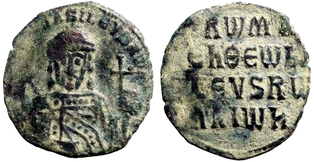 Romanus I AE27 Follis. Romanus w. transverse labarum and globus cruciger