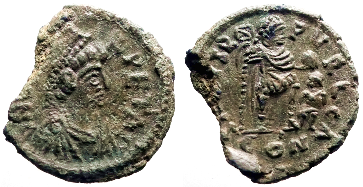 Leo I AE2 (20mm) Leo w. foot on captive, holds standard | Roman ...
