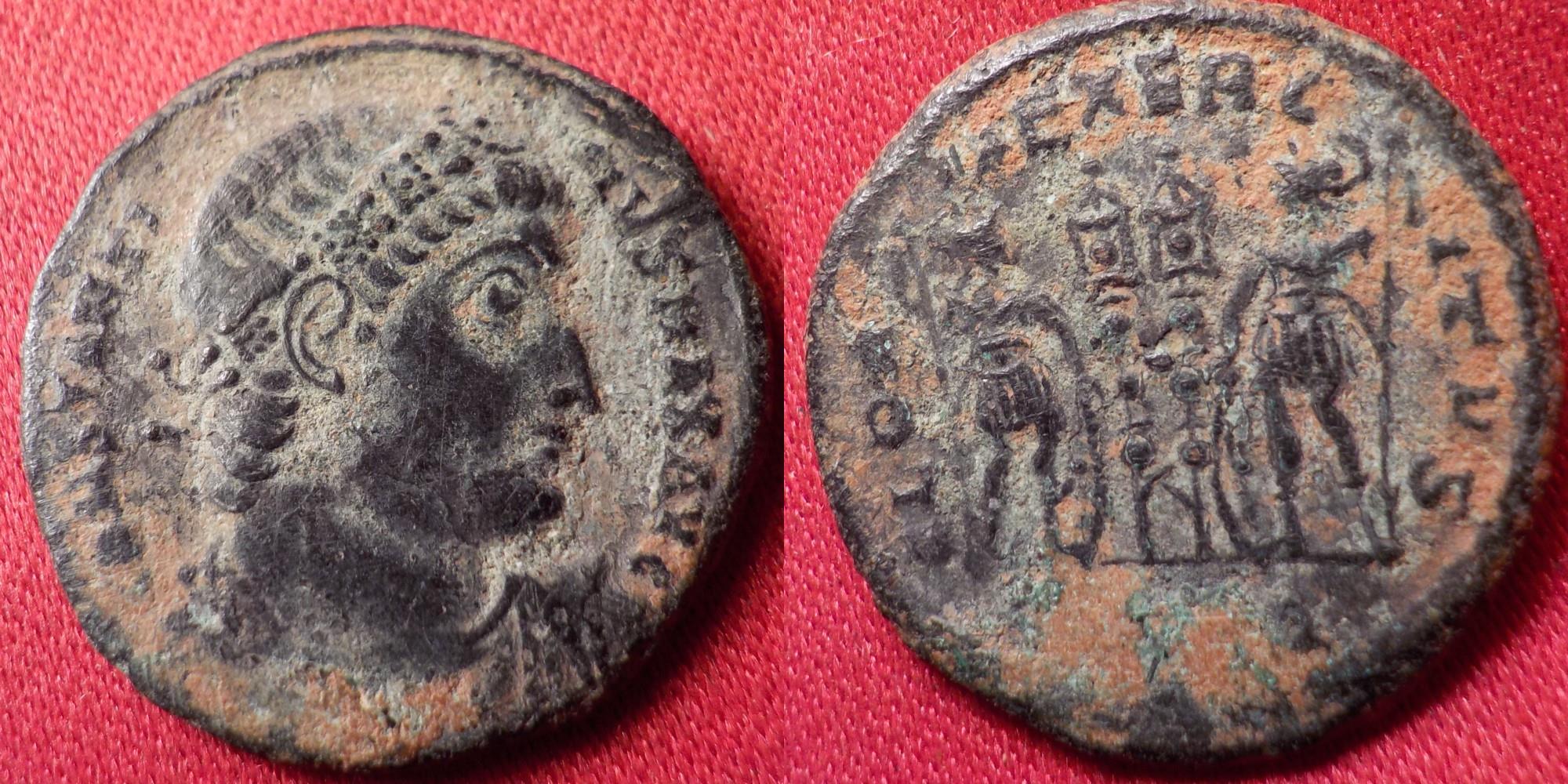 CONSTANTINE I THE GREAT. GLORIA EXERCITUS, Soldiers & standards.