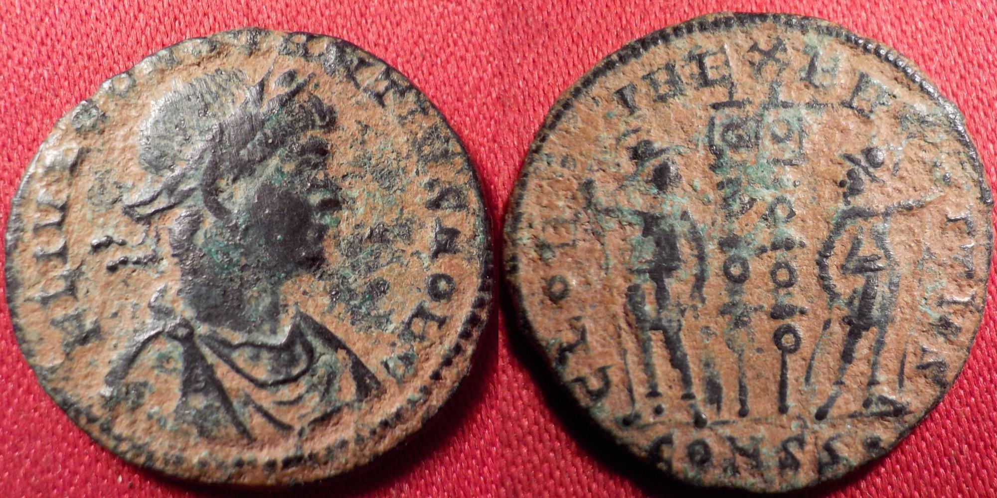 CONSTANTIUS II AE3. Constantinople mint. Soldiers & standards.