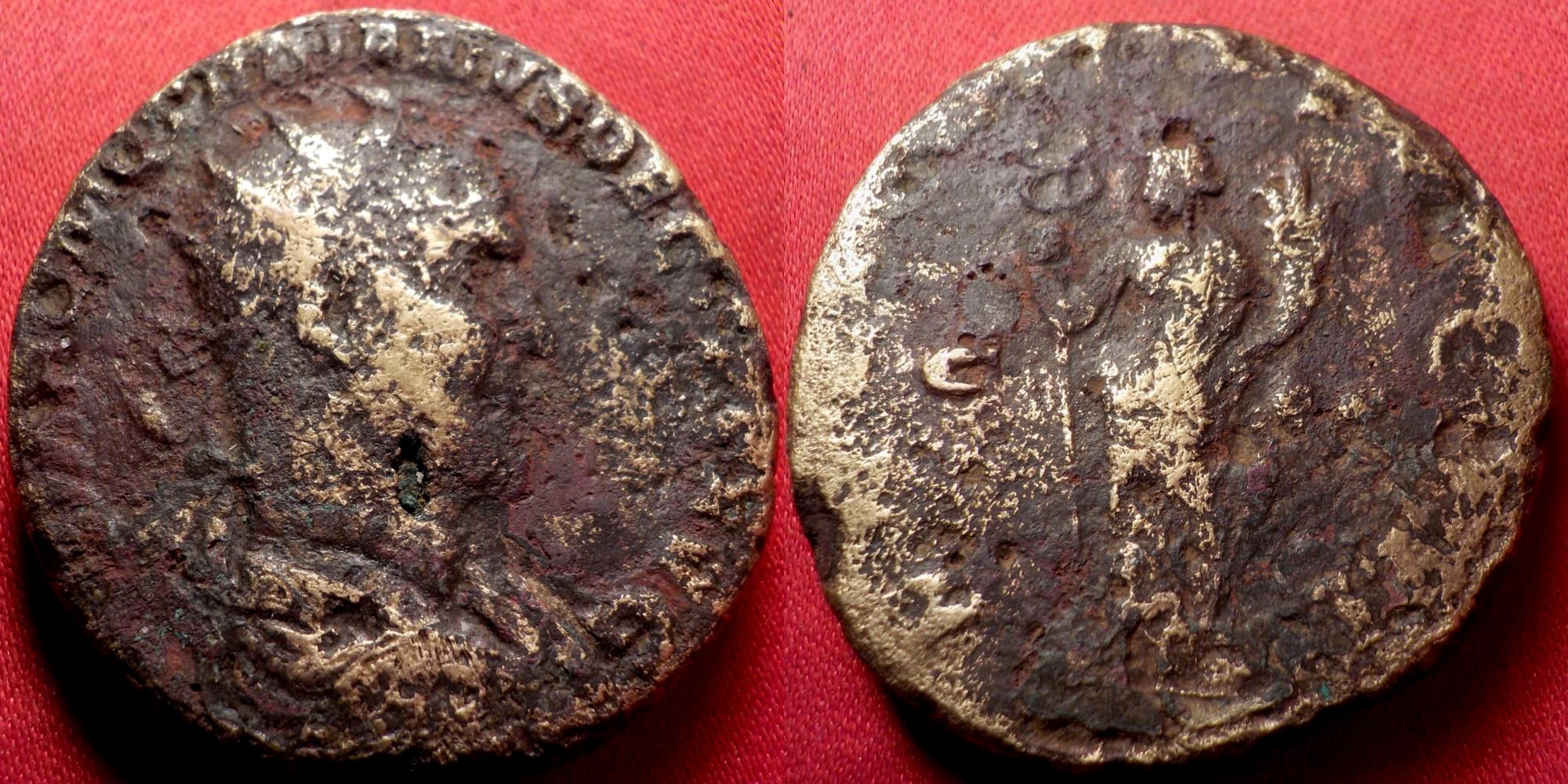 TRAJAN DECIUS AE double sestertius. Rome, 250 AD.FELICITAS SAECVLI. Rare.