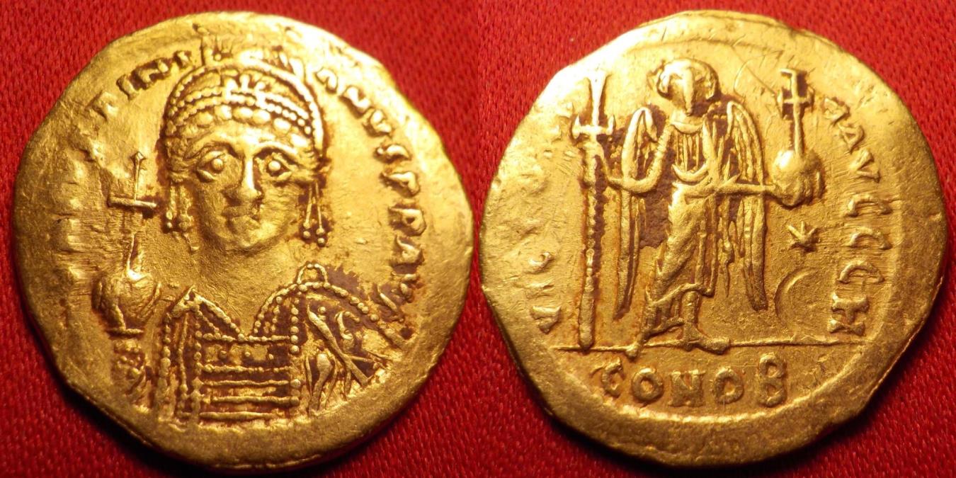 JUSTINIAN I AU gold solidus. VICTORIA AVGGG, Victoria standing, facing.